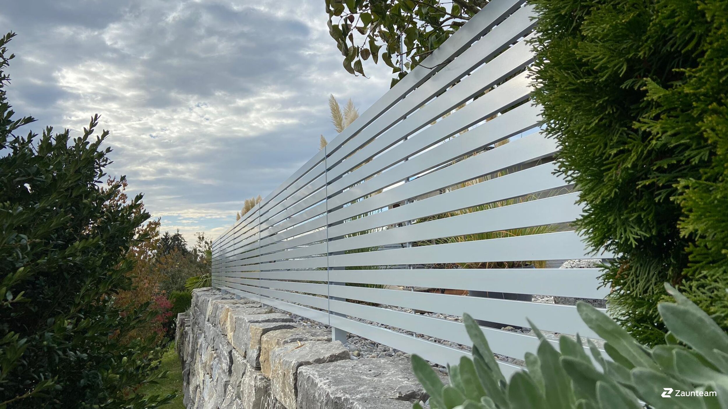 Zaunteam | Modern Aluzaun einbetoniert, 3048 Worblaufen